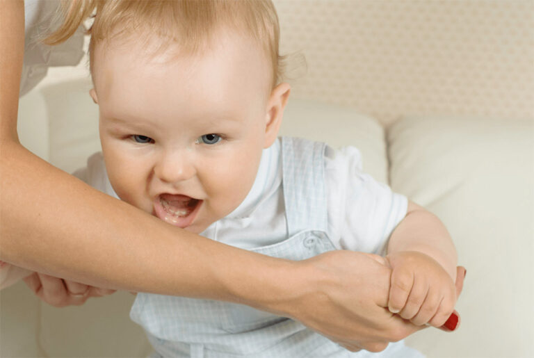 Când copilul muscă: motive si cum îl dezveți - Clubul Bebelusilor